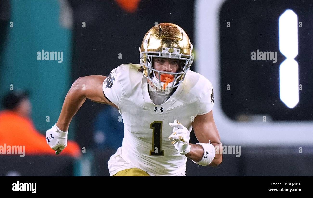 Notre Dame wide receiver Jaden Greathouse (1) runs his route route ...
