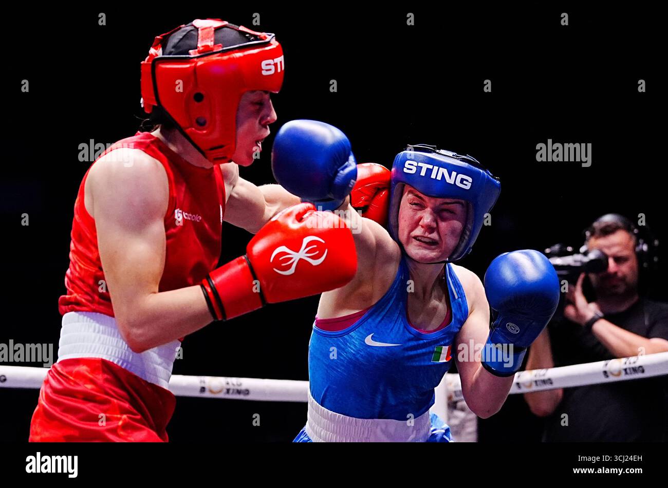 Jennifer Lehane (right) in action against Wiktoria Rogalinska in their ...