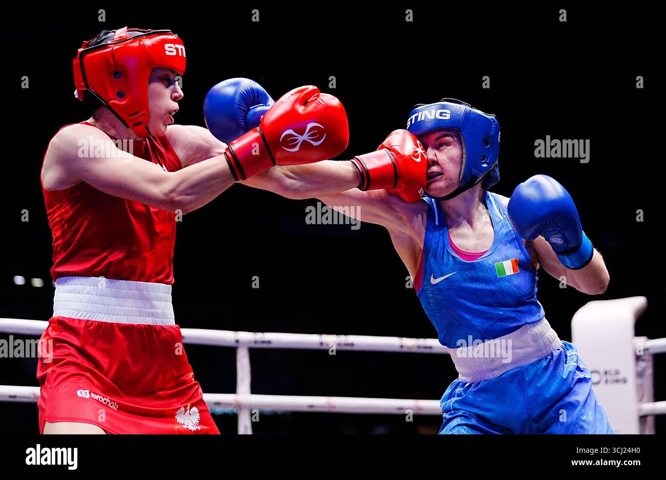Jennifer Lehane in action against Wiktoria Rogalinska in their Women's ...