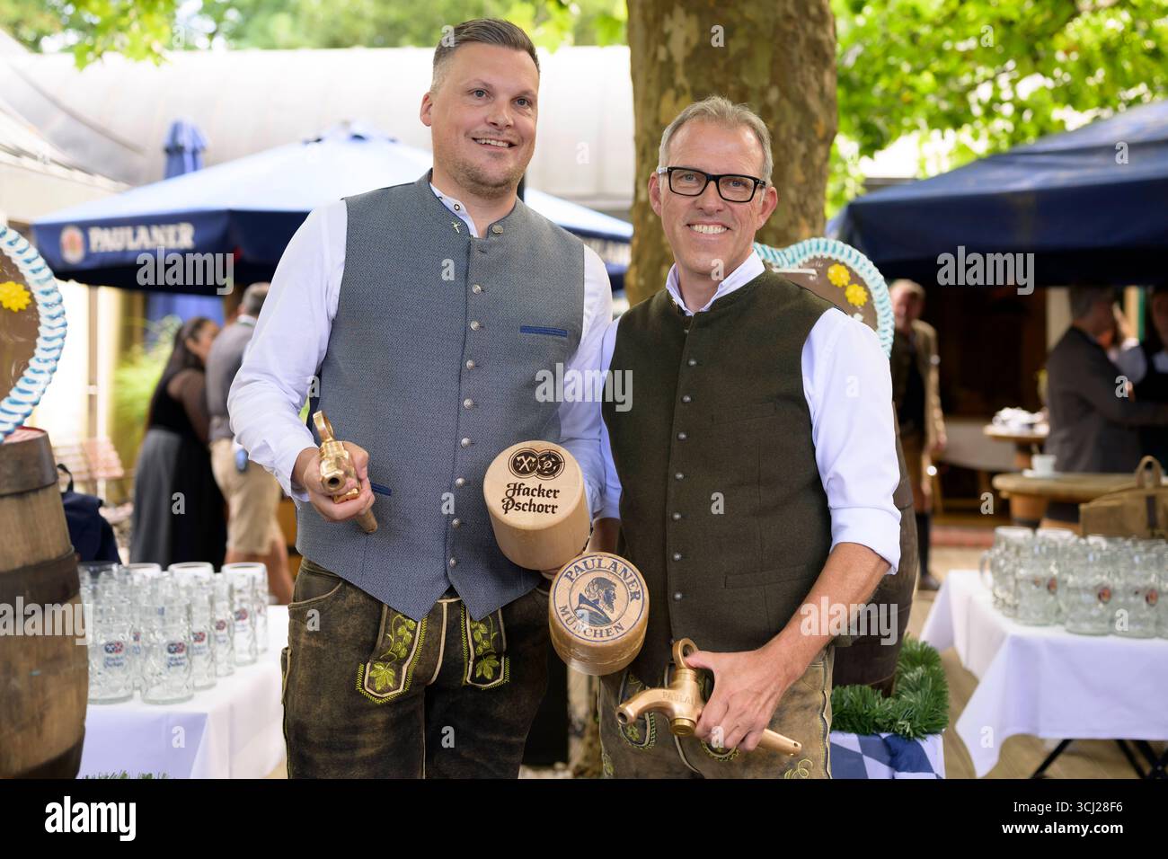 v.l. Maximilian Mirlach Hacker-Pschorr Braumeister und Christian ...