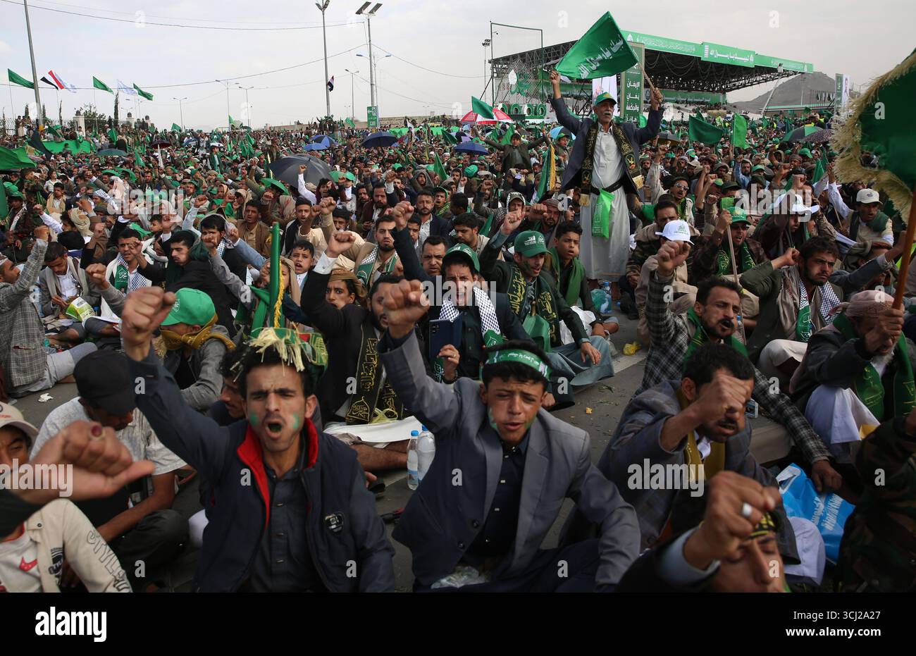 MAWLID CELEBRATIONS IN SANA A - People wave Islamic flags and shout ...