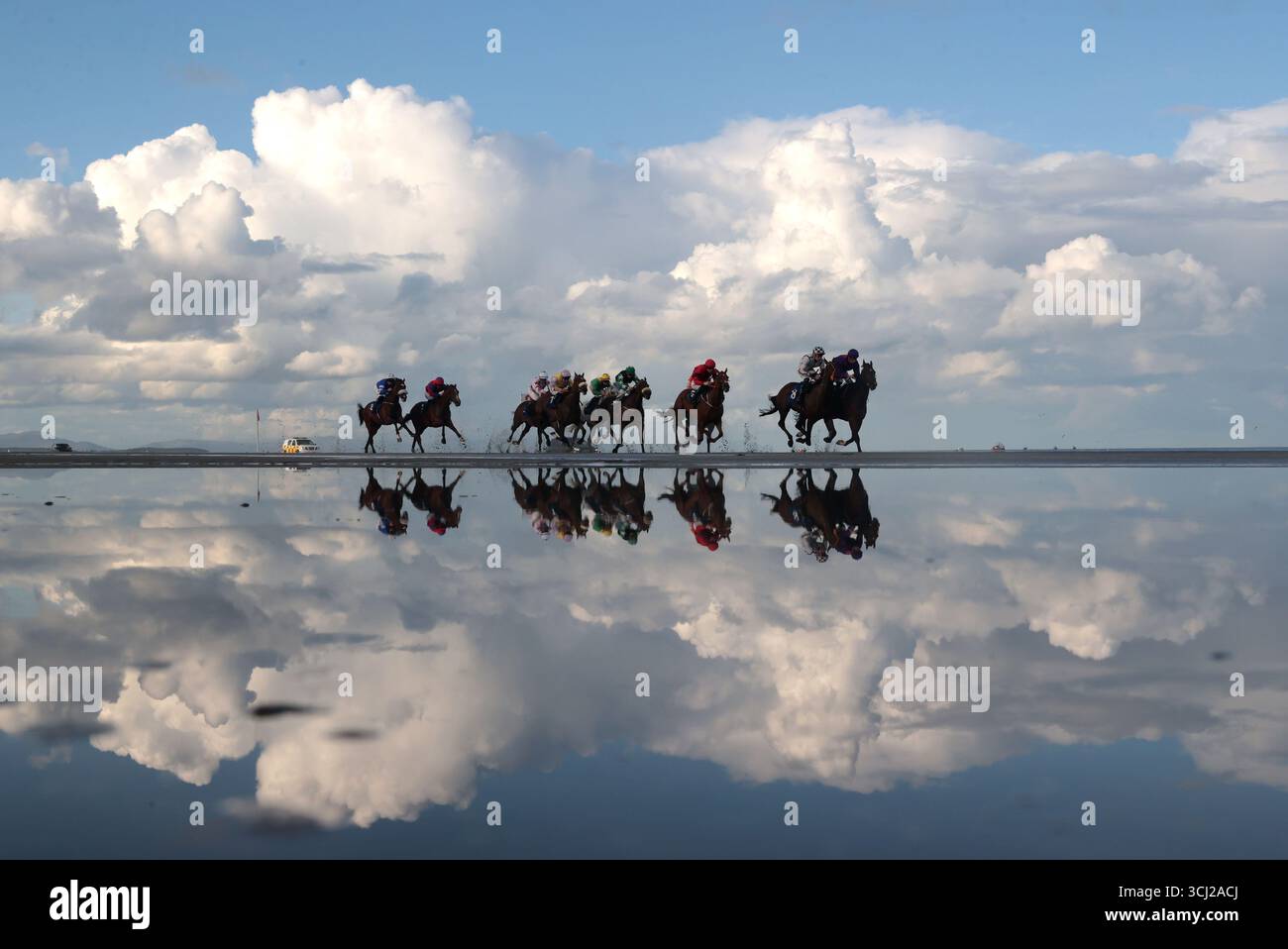 Runners and riders in action durnig the O'NEILLS.COM Handicap at ...