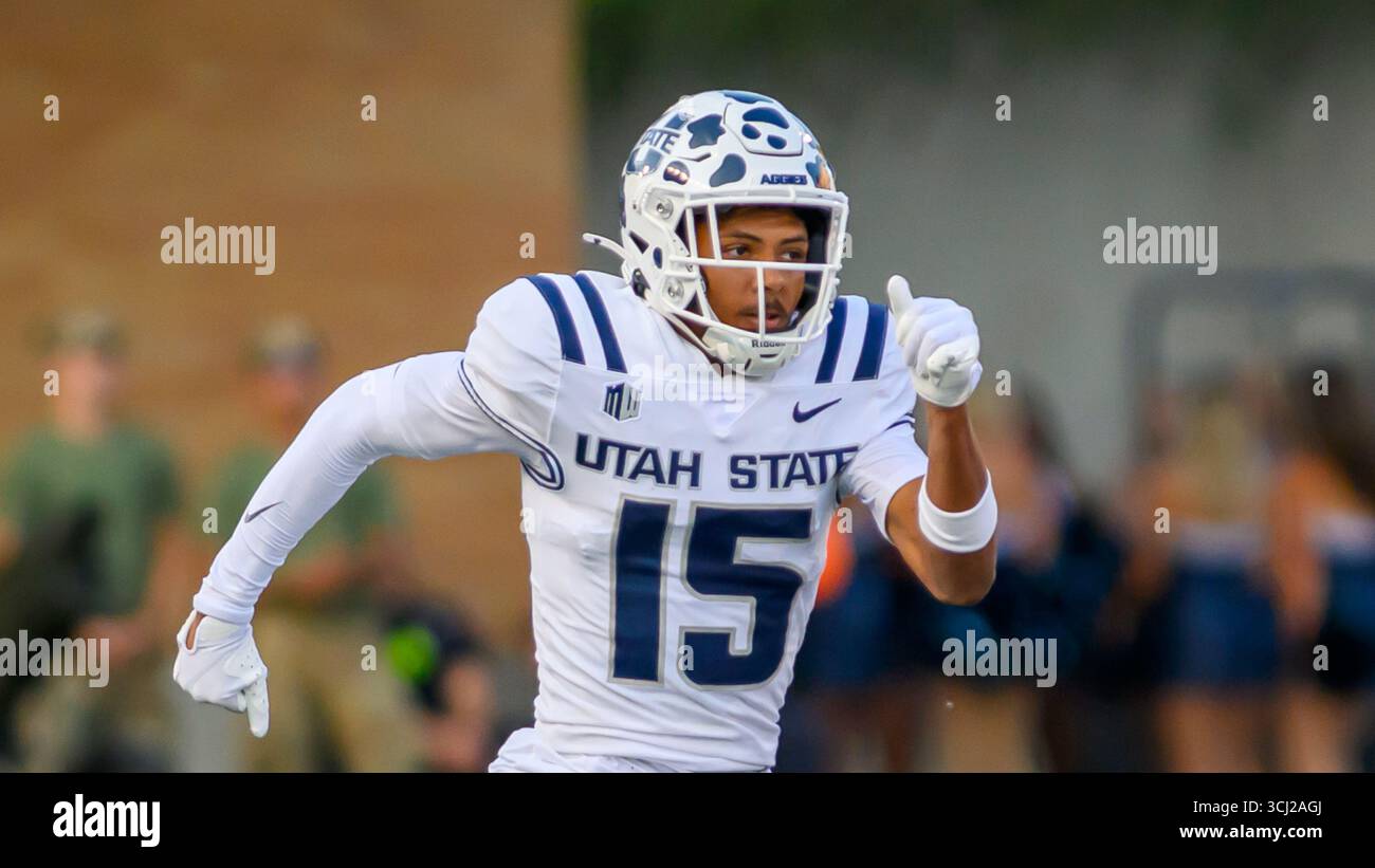 Utah State cornerback D'Angelo Mayes (15) sprints to make a tackle ...