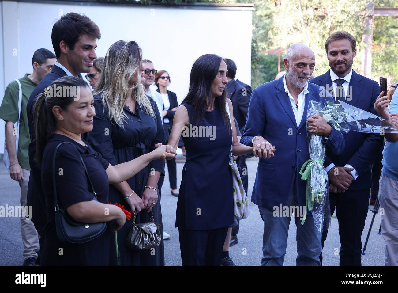 News - Emilio Fede s funeral Sveva Fede and Paolo Brosio pray during ...