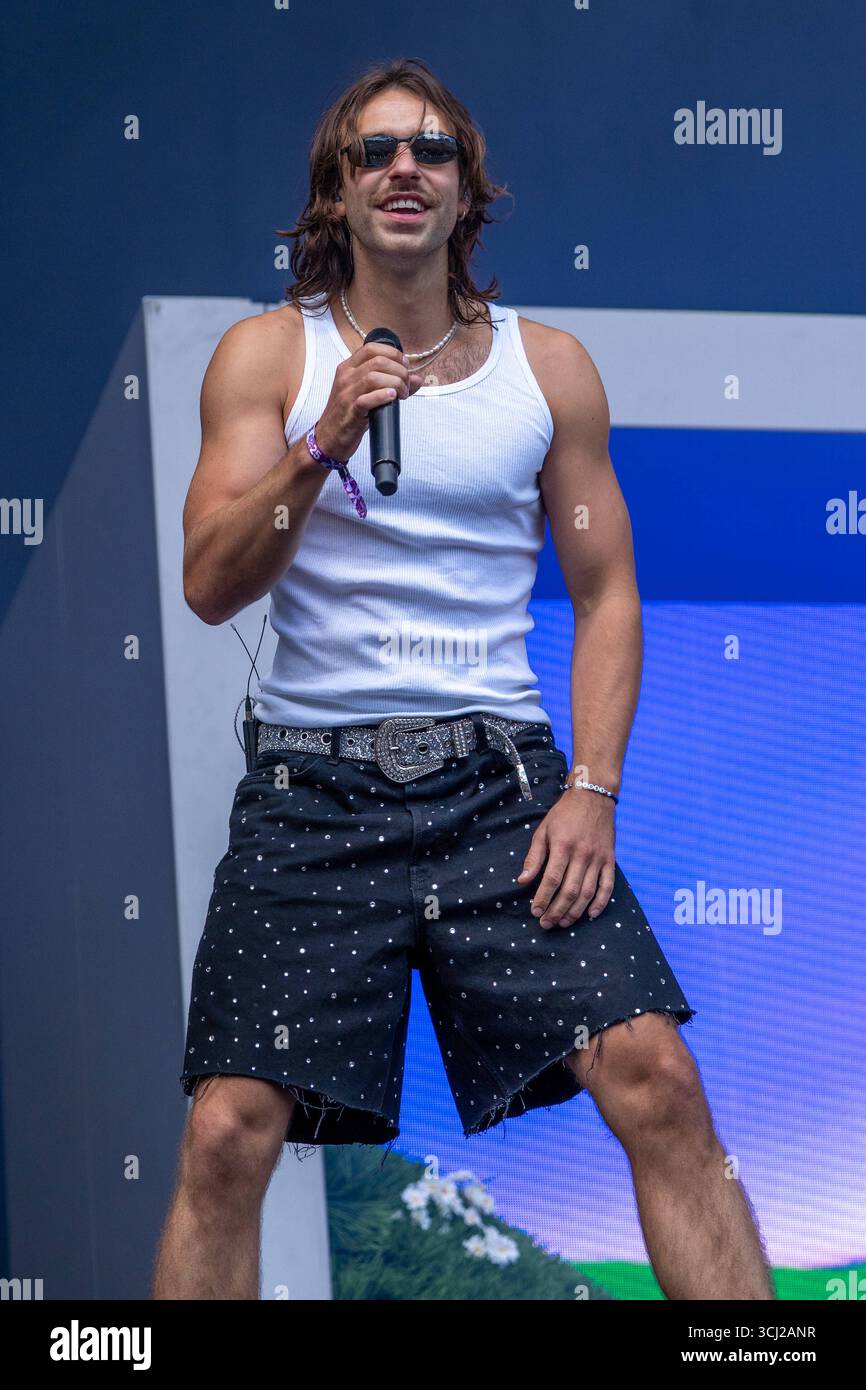 Der Rapper Zacharias Jarsumbeck alias Zachi der Band 01099 bei seinem ...