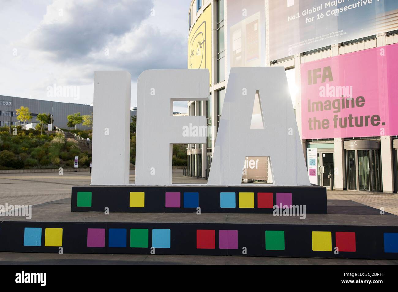 IFA, Eröffnungsgala der Funkmesse im CityCube, Berlin, 04.09.2025 Das Logo der IFA steht vor dem ...