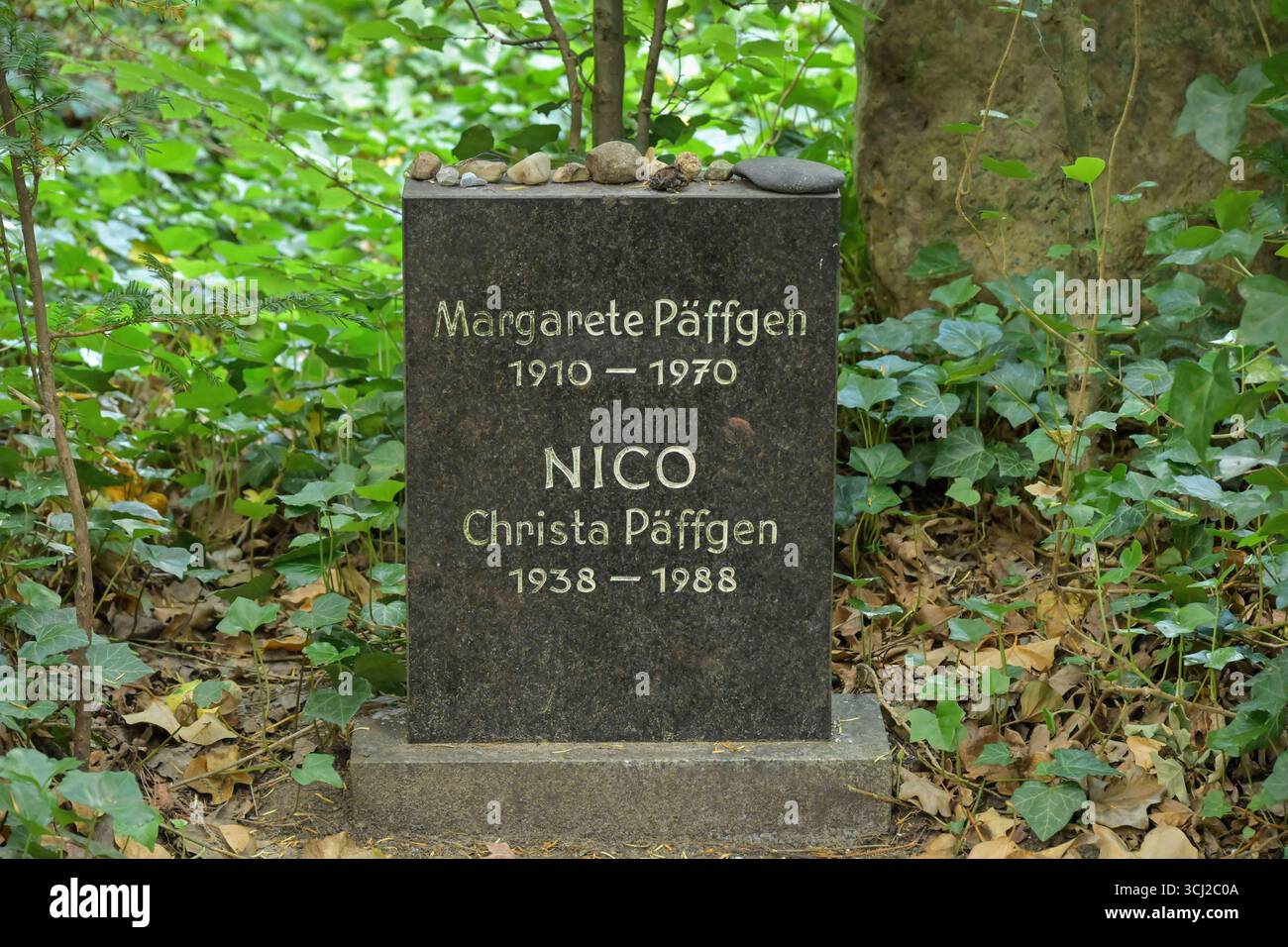 Grabstein, Grab Sängerin Nico, Christa Päffgen, Friedhof Grunewald ...