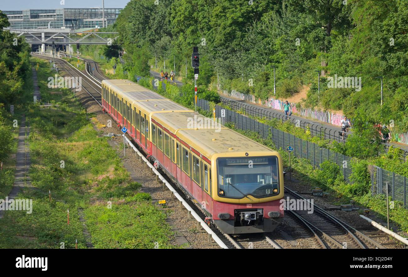 S-Bahn, S25 nach Hennigsdorf, Höhe Kolonnenstraße, Schöneberg, Berlin ...