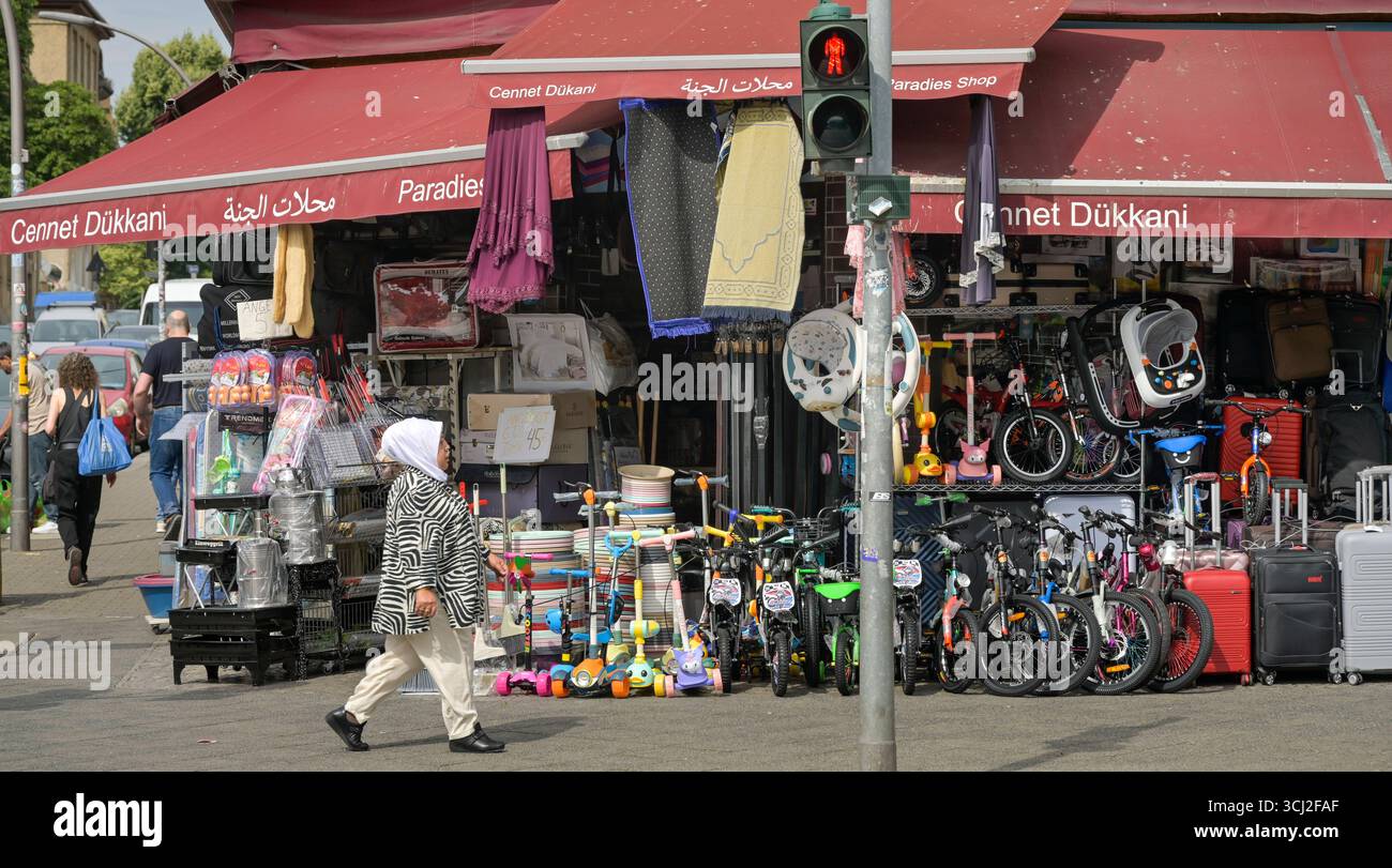 Arabisch-türkischer Ramschladen, Straßenszene, Karl-Marx-Straße ...