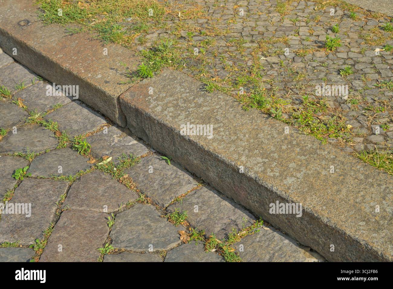 Hoher Bordstein, Berlin, Deutschland *** High curb, Berlin, Germany ...