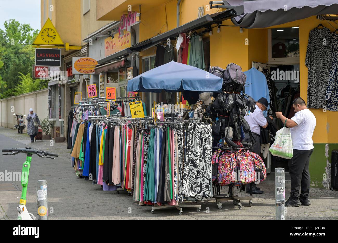 Arabisch-türkischer Ramschladen, billige Textilien, Straßenszene, Karl ...