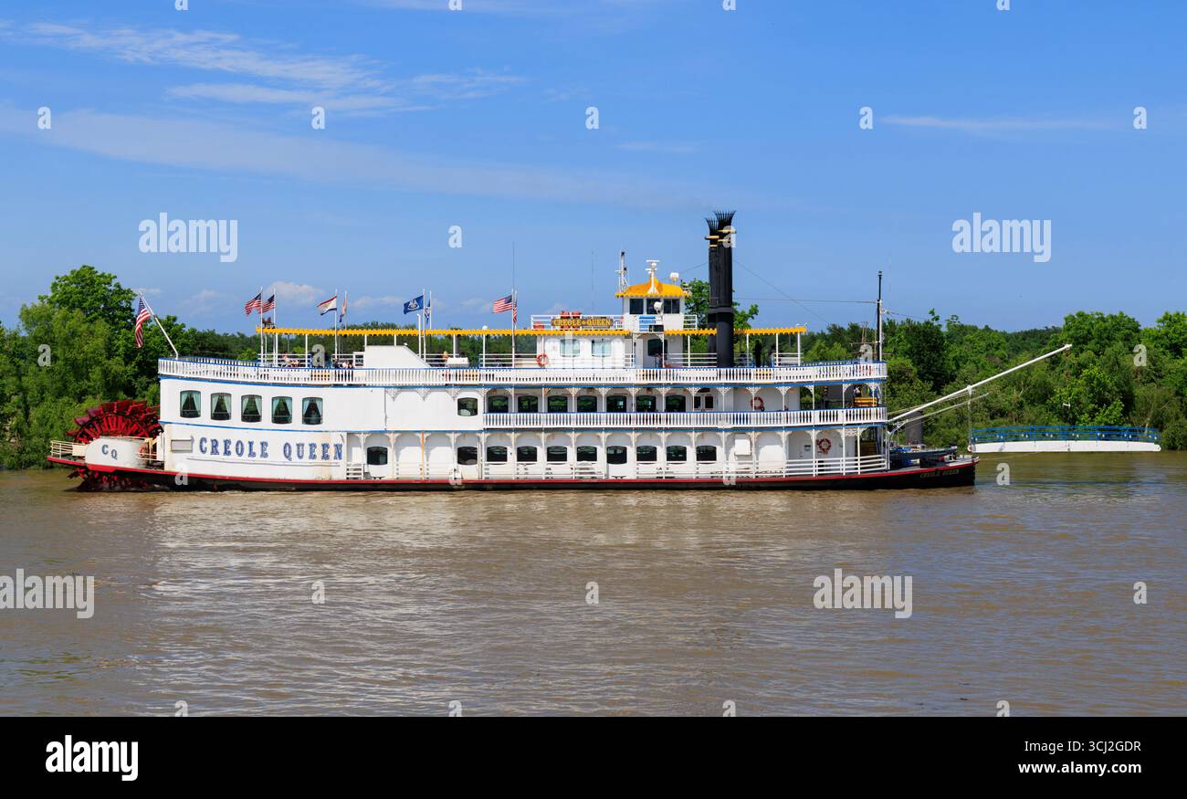 Paddlewheeler 'Creole Queen' on the Mississippi River near New Orleans ...