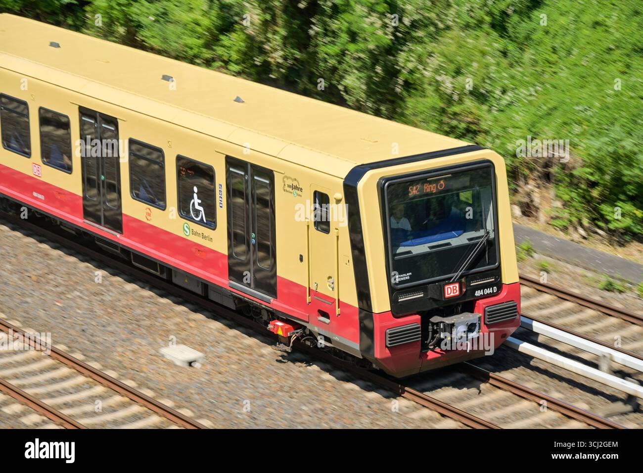 S-Bahn, Ringbahn S 42, zwischen Halensee und Hohenzollerndamm ...