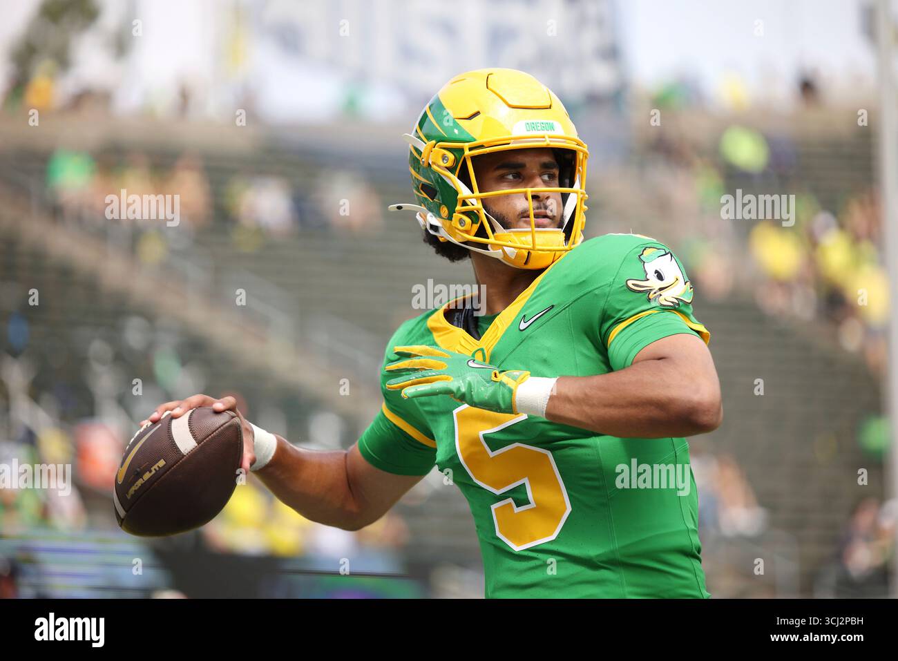 Oregon quarterback Dante Moore (5) warms up before an NCAA college ...