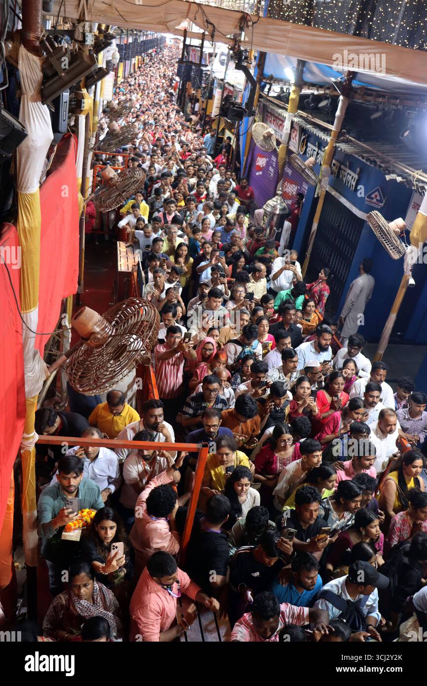 MUMBAI, INDIA - SEPTEMBER 4: Huge crowd of devotees at Lalbaug, for ...