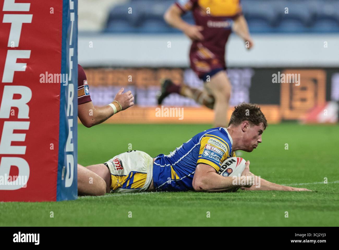 Morgan Gannon of Leeds Rhinos goes over for a try during the Betfred ...