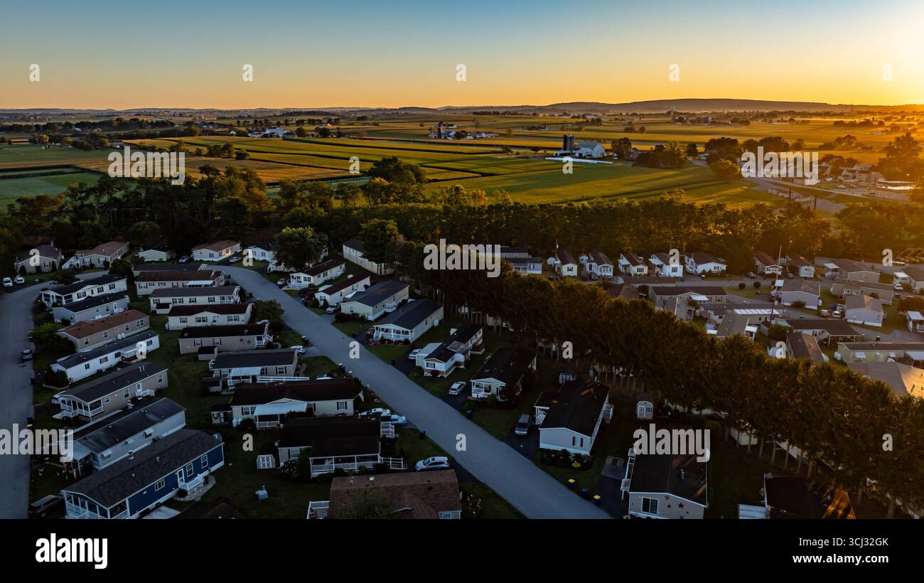 Sun sets over quiet neighborhood hi-res stock photography and images ...