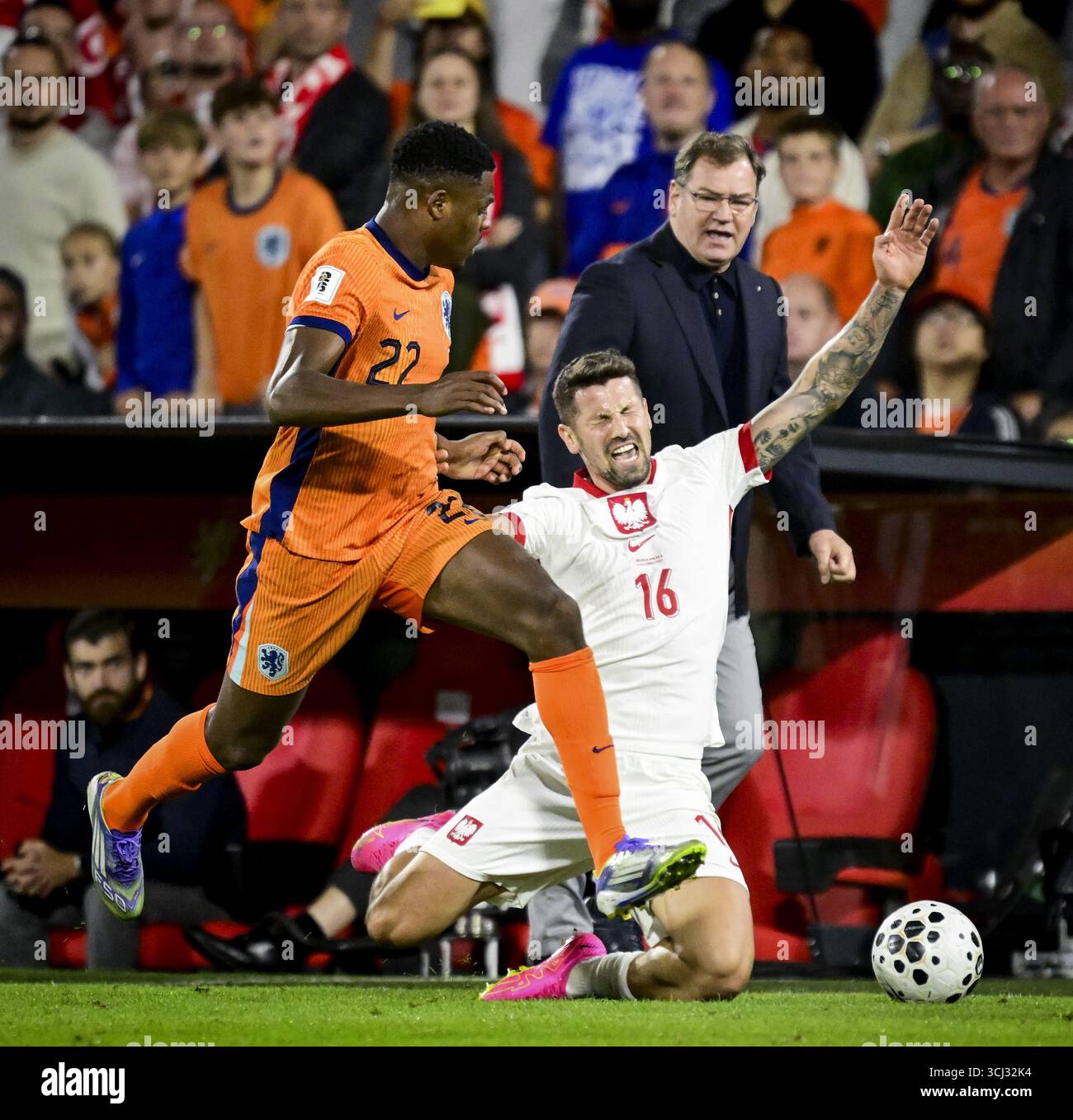 ROTTERDAM – (L-R) Denzel Dumfries of the Netherlands and Pawel Wszolek ...