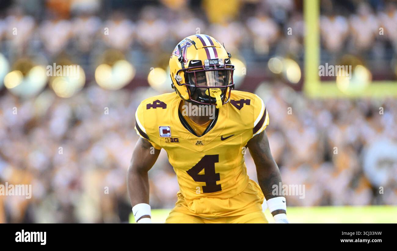 Minnesota defensive back Za'Quan Bryan (4)lines up against Buffalo ...