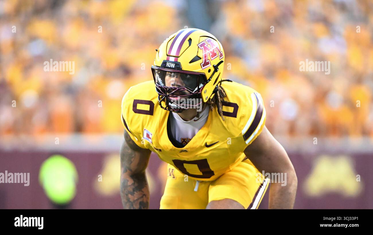 Minnesota wide receiver Le'Meke Brockington (0) lines up against ...