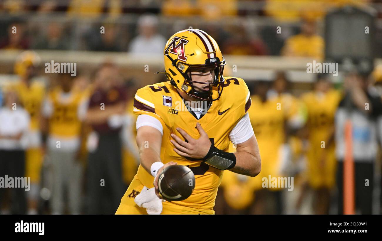 Minnesota quarterback Drake Lindsey (5) hands off the ball against ...