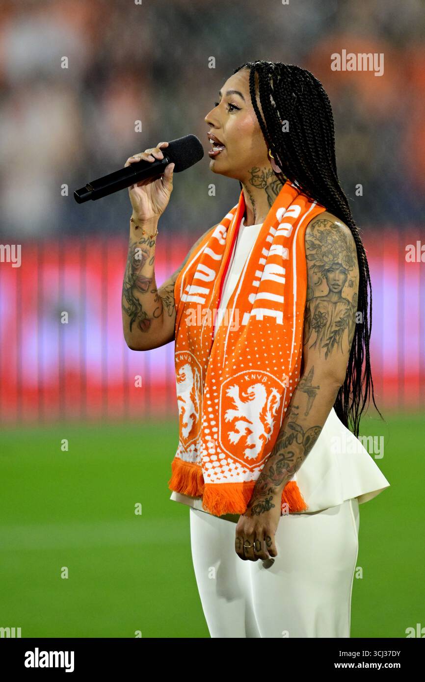 ROTTERDAM - Singer Tabitha sings the Wilhelmus (Dutch national anthem ...
