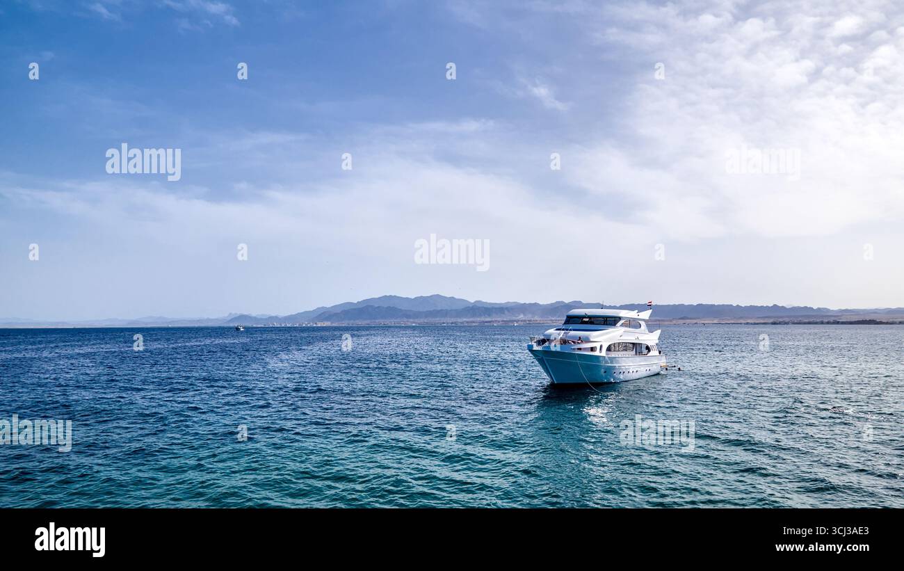 Dive safari excursion boat hi-res stock photography and images - Alamy
