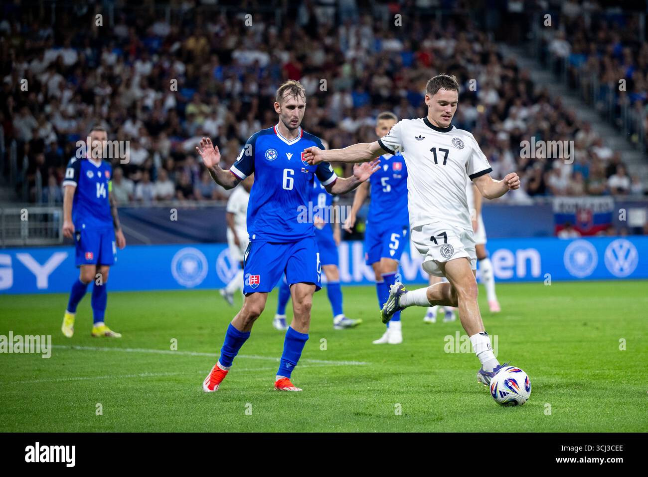 Florian Wirtz (Deutschland, #17) im Zweikampf mit Norbert Gyoember ...