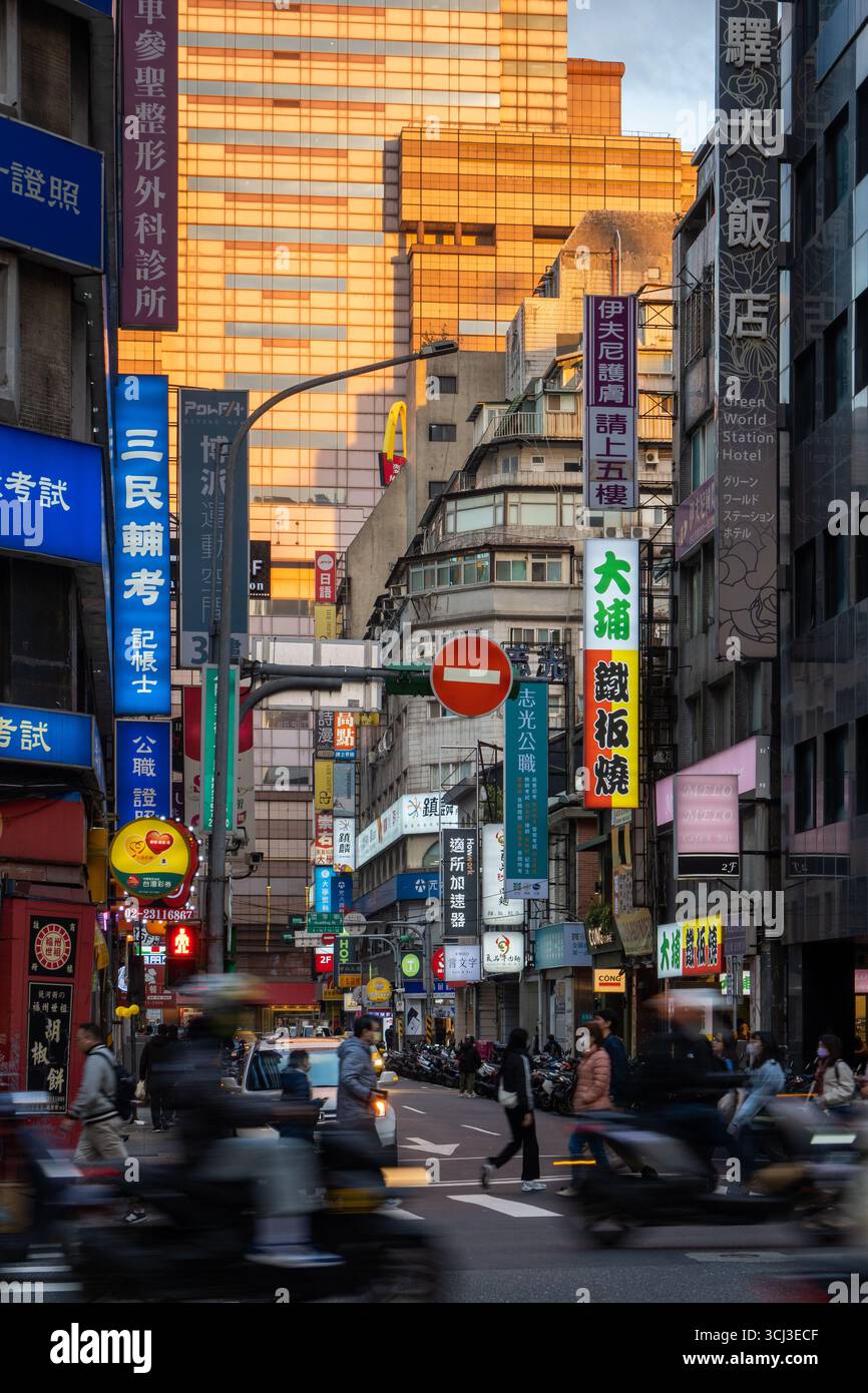 Chinese signs in the streets near Taipei Main Station Stock Photo - Alamy