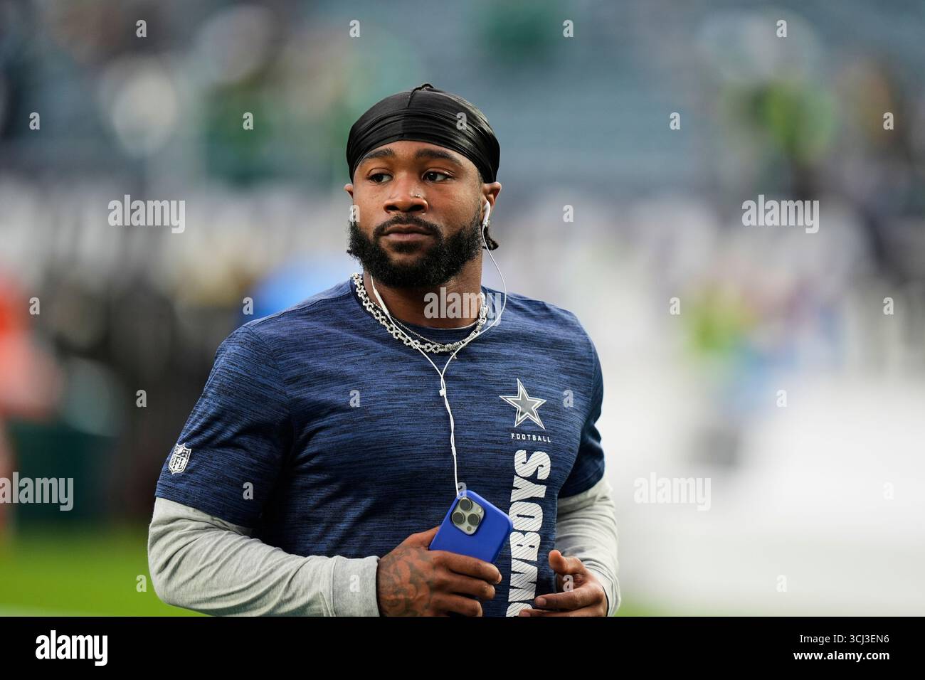 Dallas Cowboys' Miles Sanders warms up before an NFL football game ...