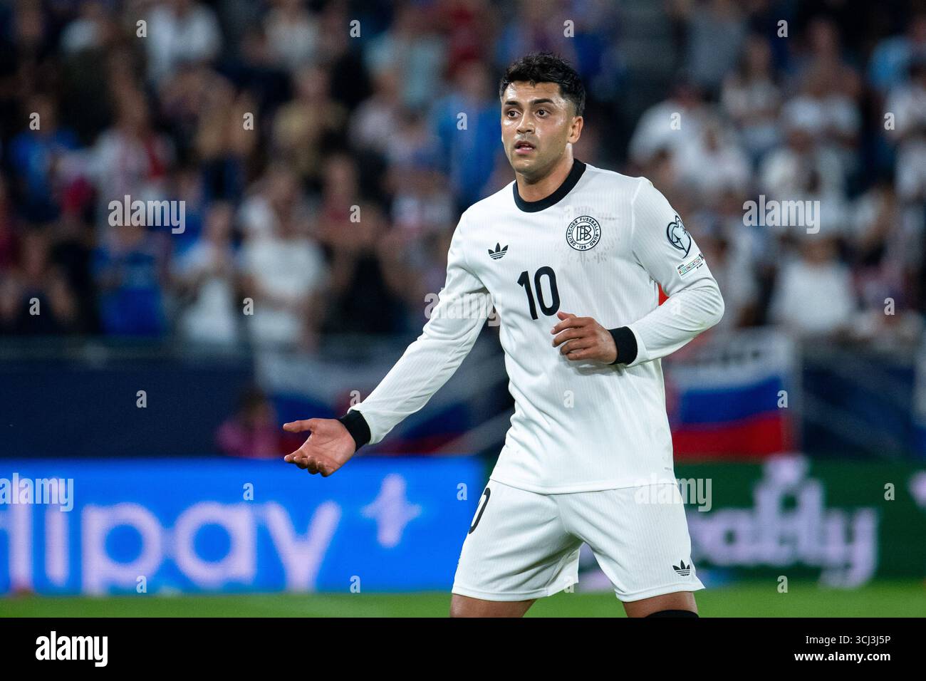 Nadiem Amiri (Deutschland, #10) aergert sich, ist unzufrieden mit dem ...