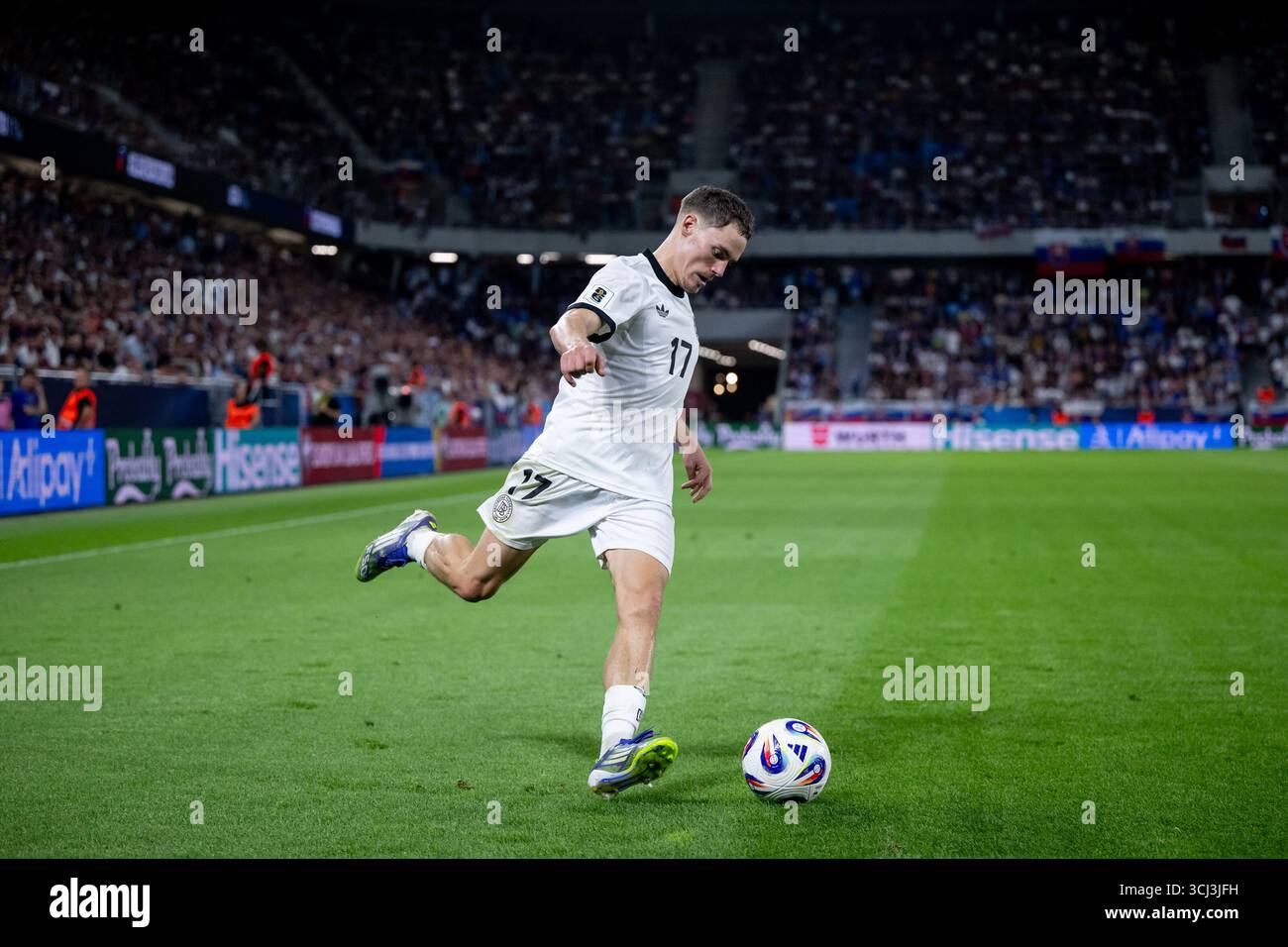 Florian Wirtz (Deutschland, #17) am Ball, SVK, Slowakei vs Deutschland ...