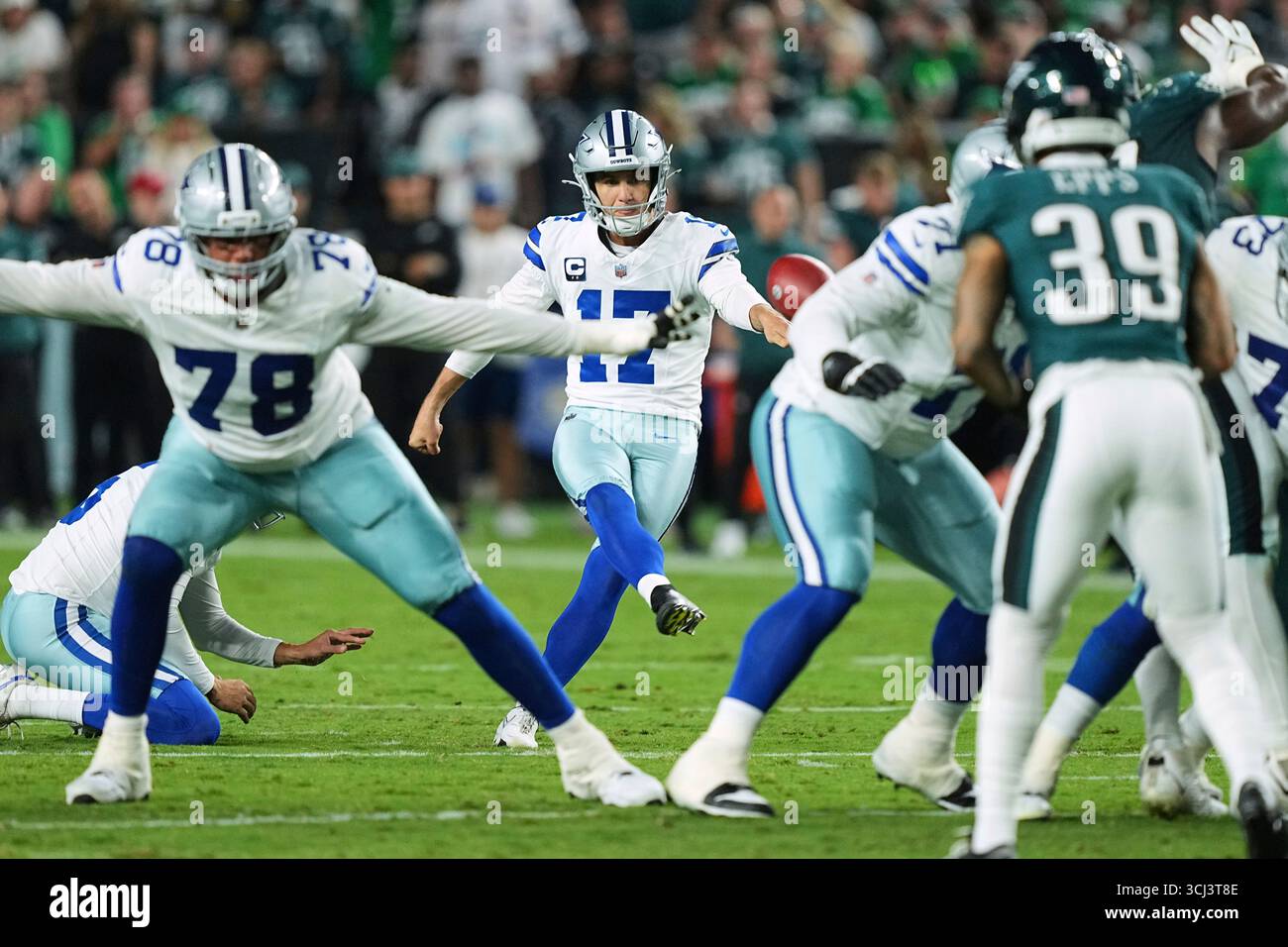 Dallas Cowboys place kicker Brandon Aubrey (17) kicks a field goal in ...