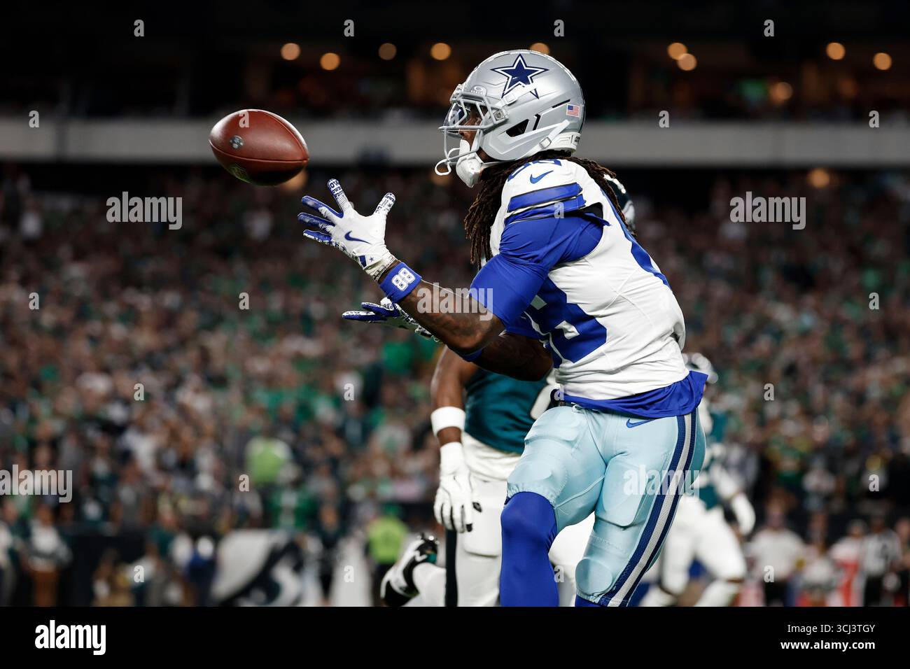 Dallas Cowboys wide receiver CeeDee Lamb (88) catches the ball during ...
