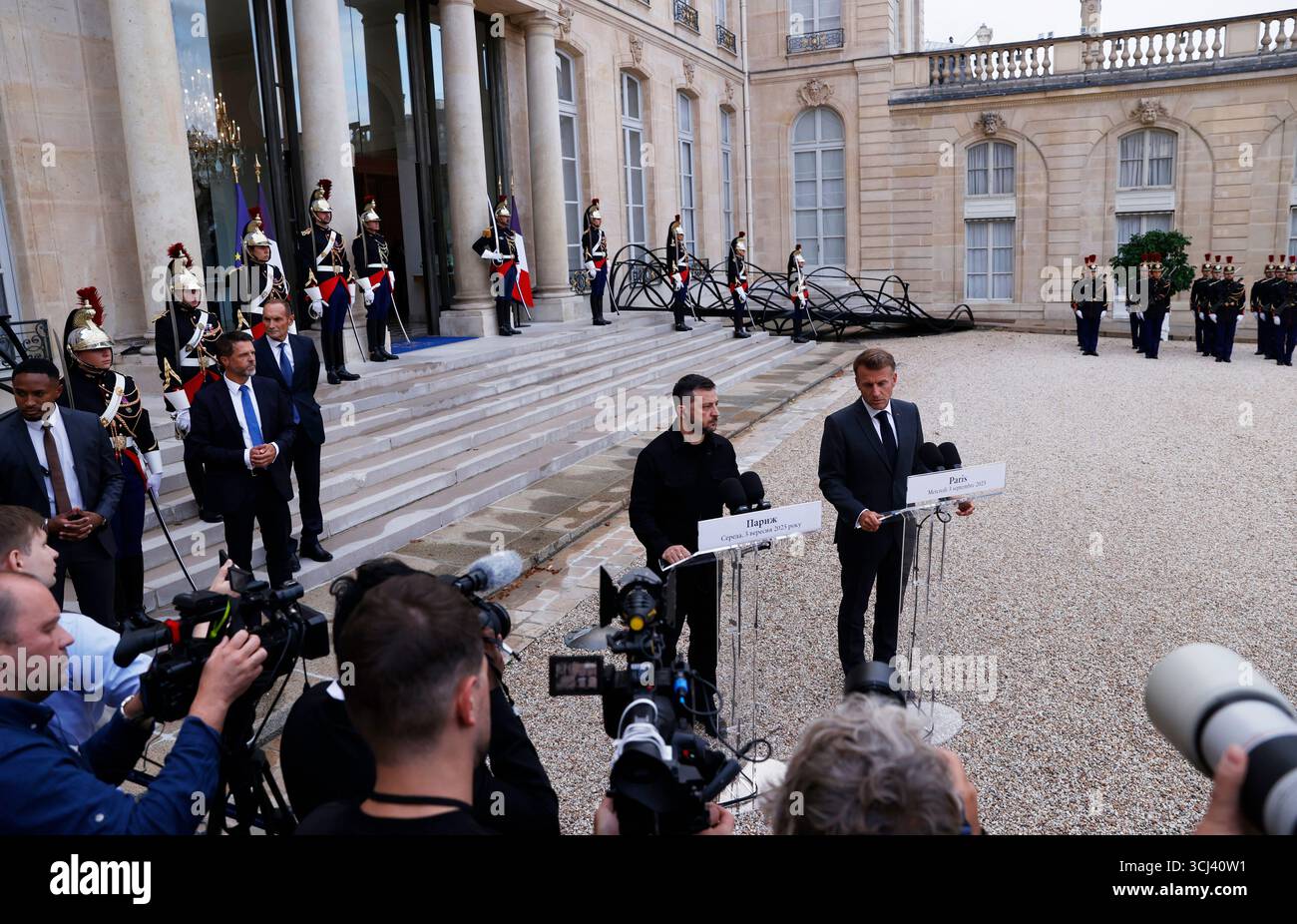 (250905) -- PARIS, Sept. 5, 2025 (Xinhua) -- French President Emmanuel ...