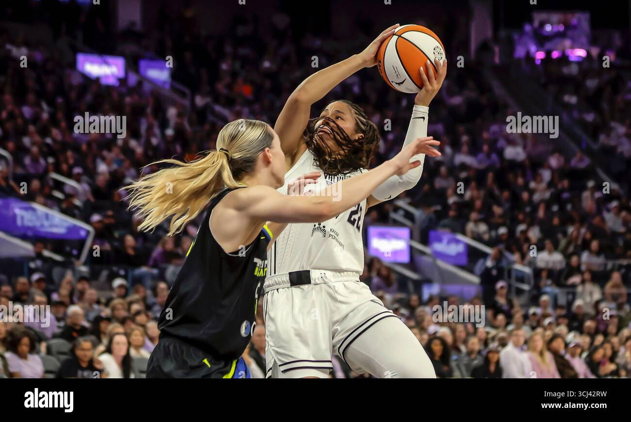 Veronica Burton (22) shoots over Paige Bueckers (5) in the first half ...