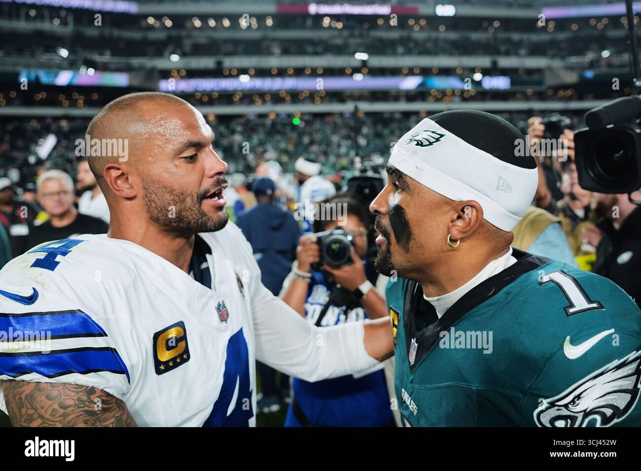 Dallas Cowboys quarterback Dak Prescott (4) and Philadelphia Eagles quarterback Jalen Hurts (1 ...