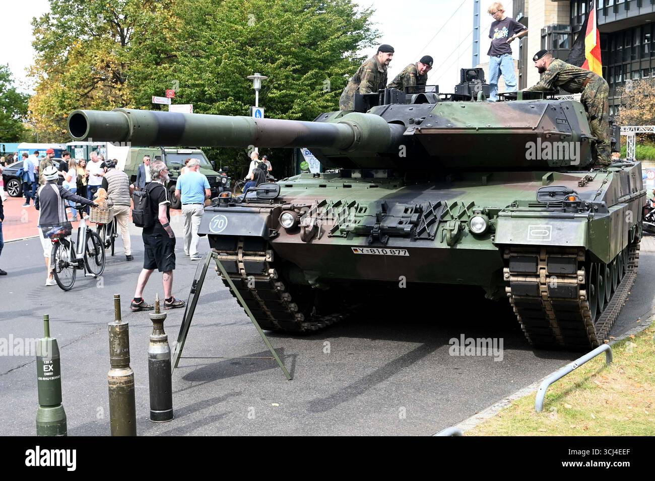 Soldiers on a Leopard 2 A6 battle tank, general, feature, marginal ...