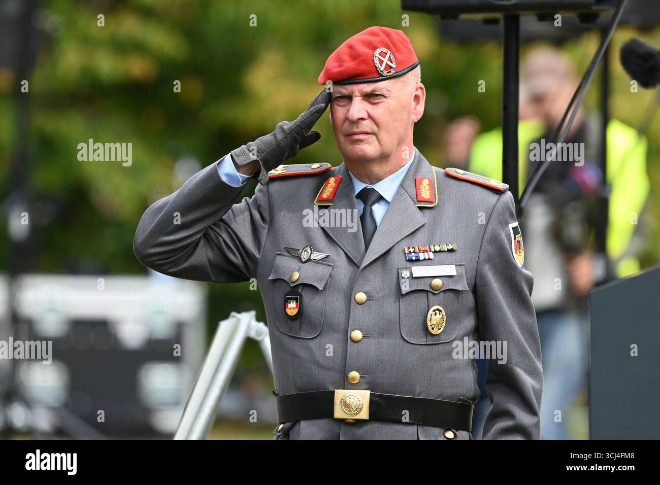 Brigadier General Hans-Dieter MUELLER, Muller, salutes, solemn oath of ...