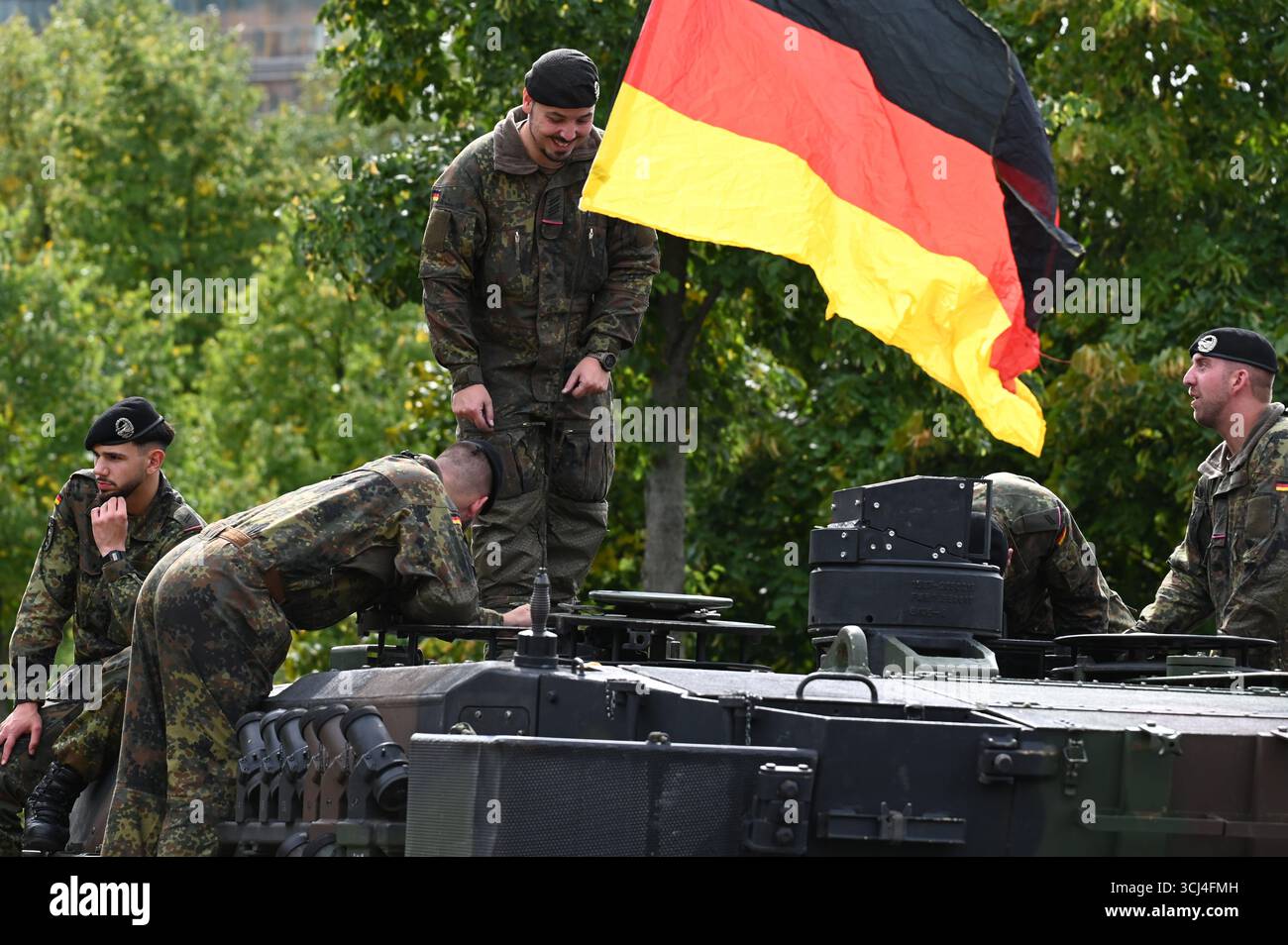 Soldiers on a Leopard 2 A6 battle tank, general, feature, marginal ...