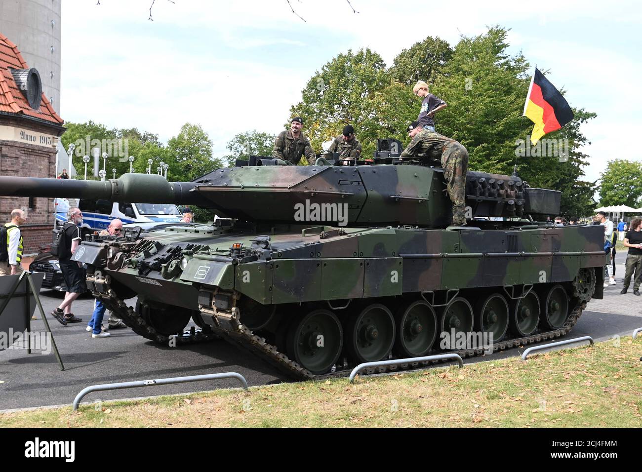 Soldiers on a Leopard 2 A6 battle tank, general, feature, marginal ...