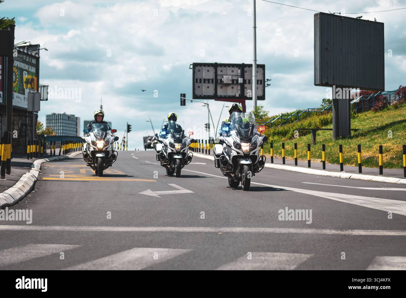Police officers in formation hi-res stock photography and images - Alamy