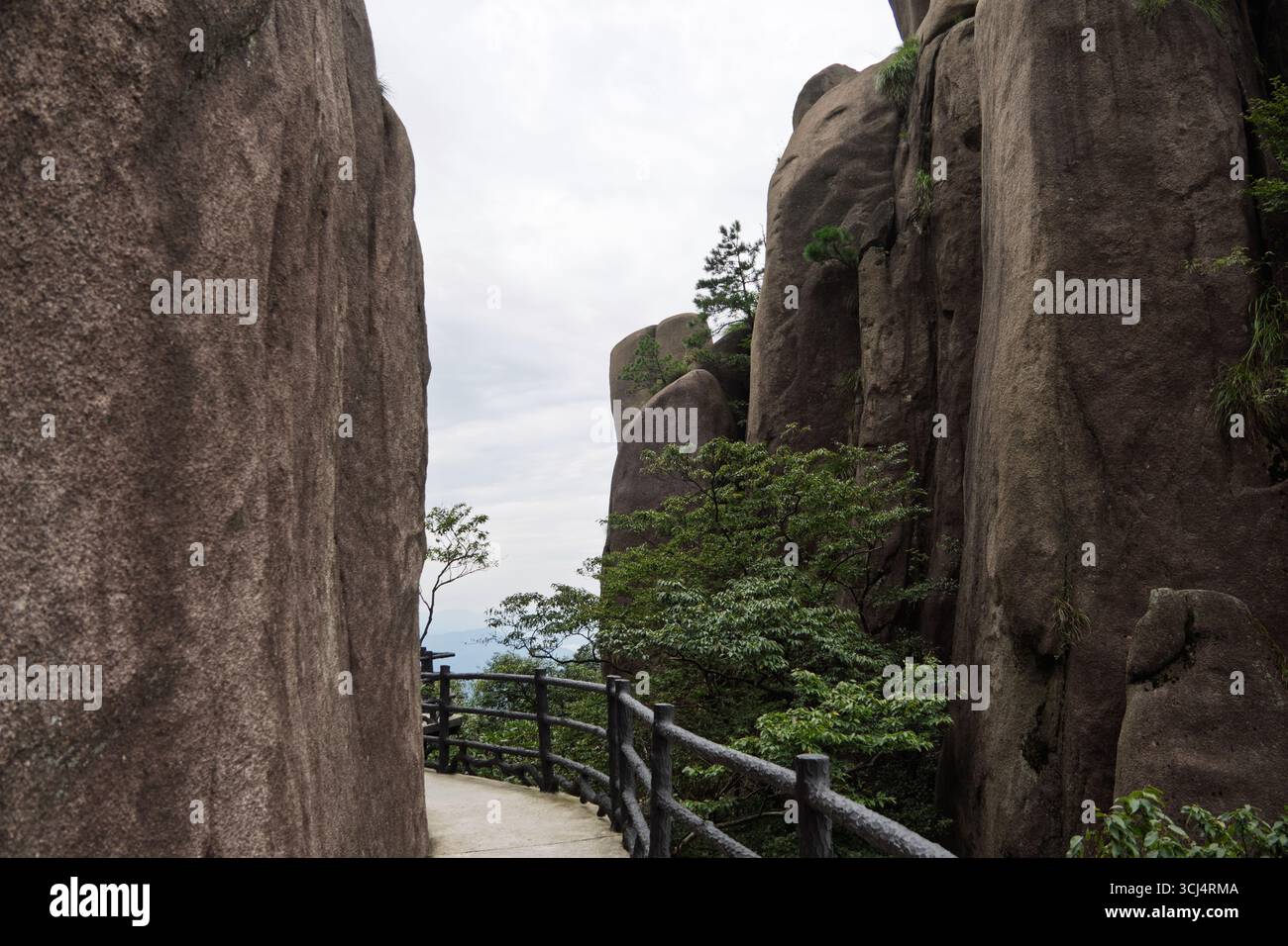 Photo shows the granite landform of Jiuhua Mountain in Chizhou City ...