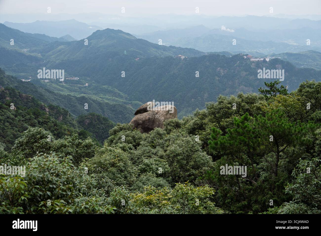 Photo shows the granite landform of Jiuhua Mountain in Chizhou City ...