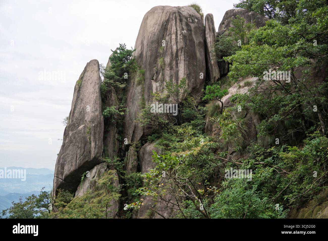 Photo shows the granite landform of Jiuhua Mountain in Chizhou City ...