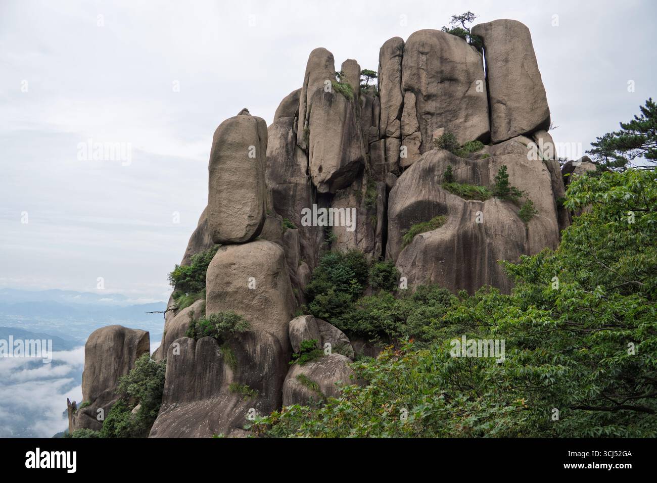 Photo shows the granite landform of Jiuhua Mountain in Chizhou City ...