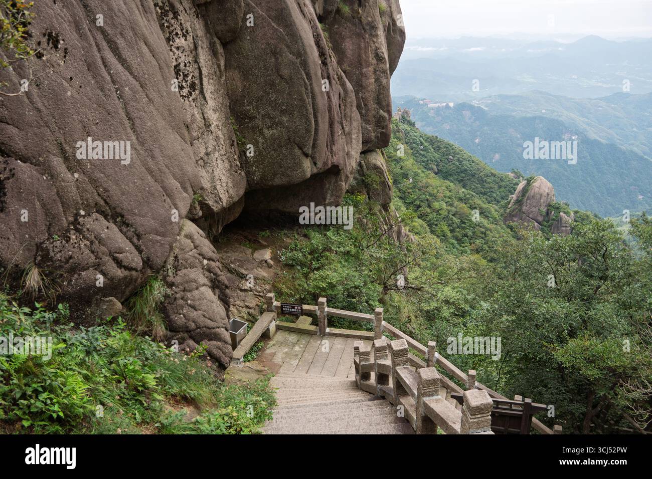 Photo shows the granite landform of Jiuhua Mountain in Chizhou City ...