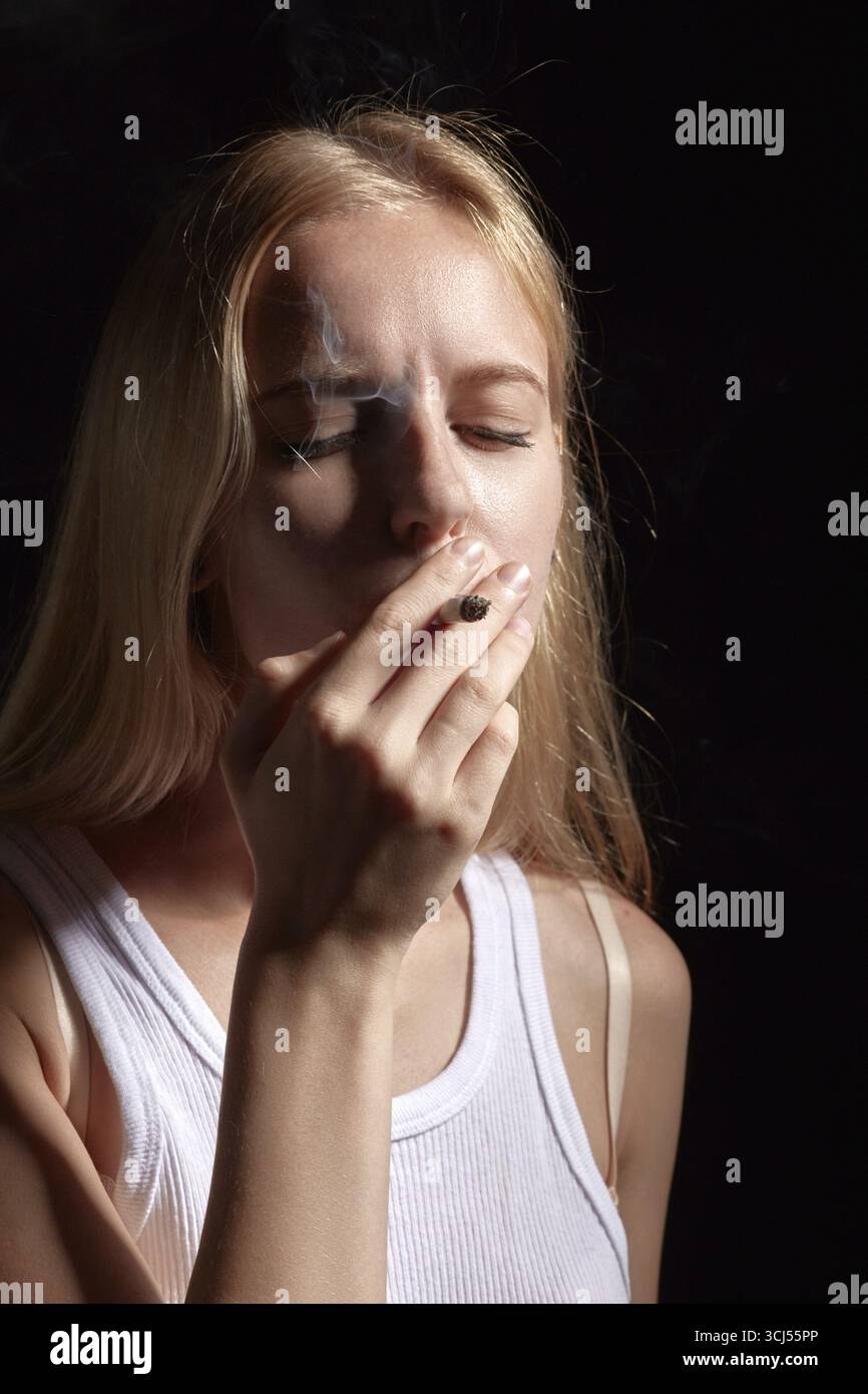 Girl smoking sad hi-res stock photography and images - Alamy