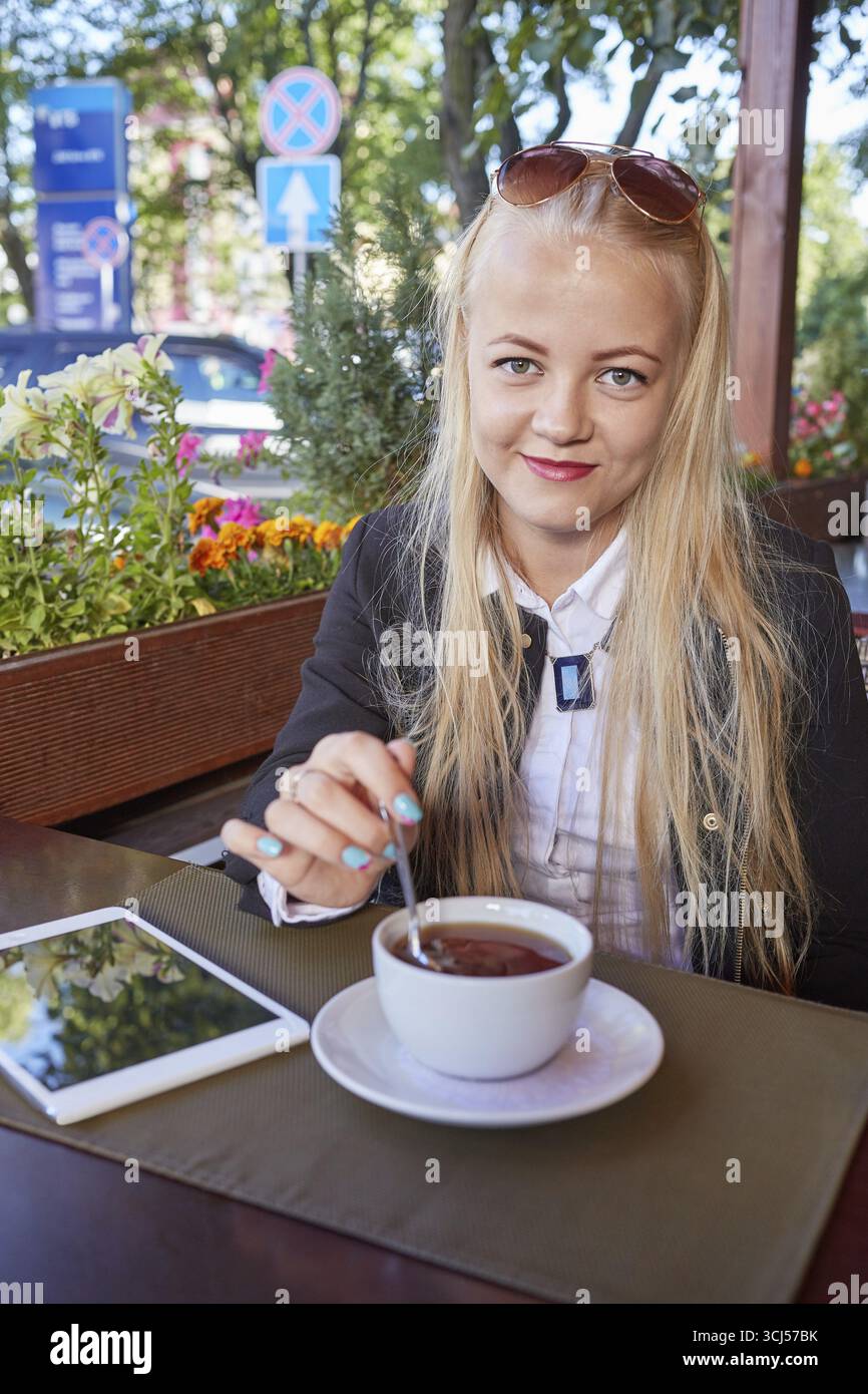 Shot beautiful woman reading hi-res stock photography and images - Alamy