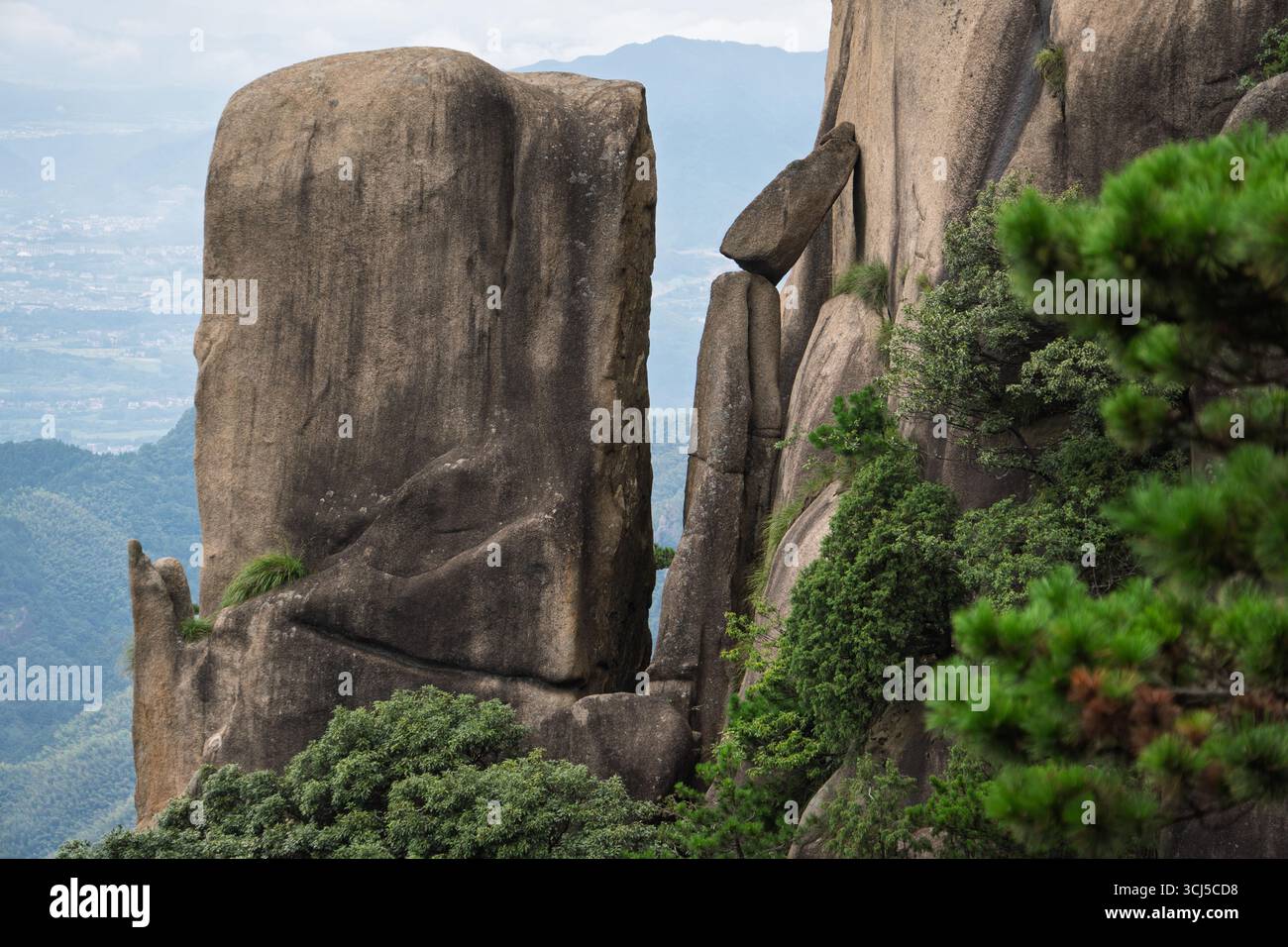 Photo shows the granite landform of Jiuhua Mountain in Chizhou City ...